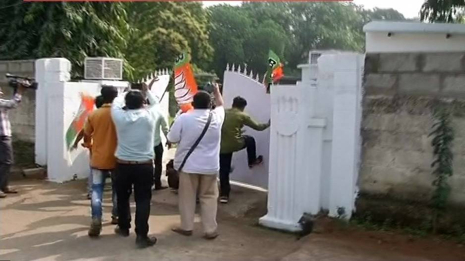 Attack on Pandian s house is politics of the gutter