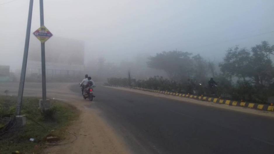 A thick blanket of dense fog enveloped twin cities of Cuttack and ...