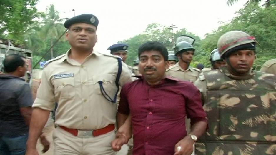 Police lathicharge agitating Sikshya Sahayak aspirants in Bhubaneswar