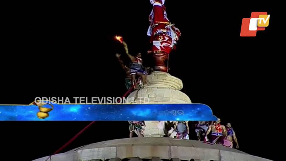 Odisha Mahadipa Lifted Atop Lingaraj Temple Devotees Break Maha ...