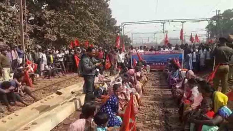 CITU members stage Rail roko over inadequate number of wagons