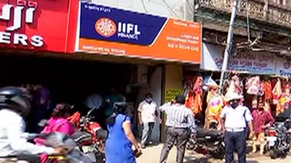 Armed dacoits looted cash and gold ornaments from strong room of India ...