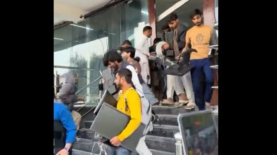 Chinese call center looted in Pakistan! Social media users have a fun day
