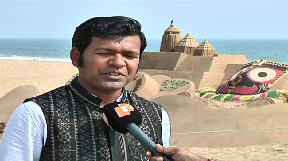 Sudarsan Pattnaik creating 100 sand raths for new record