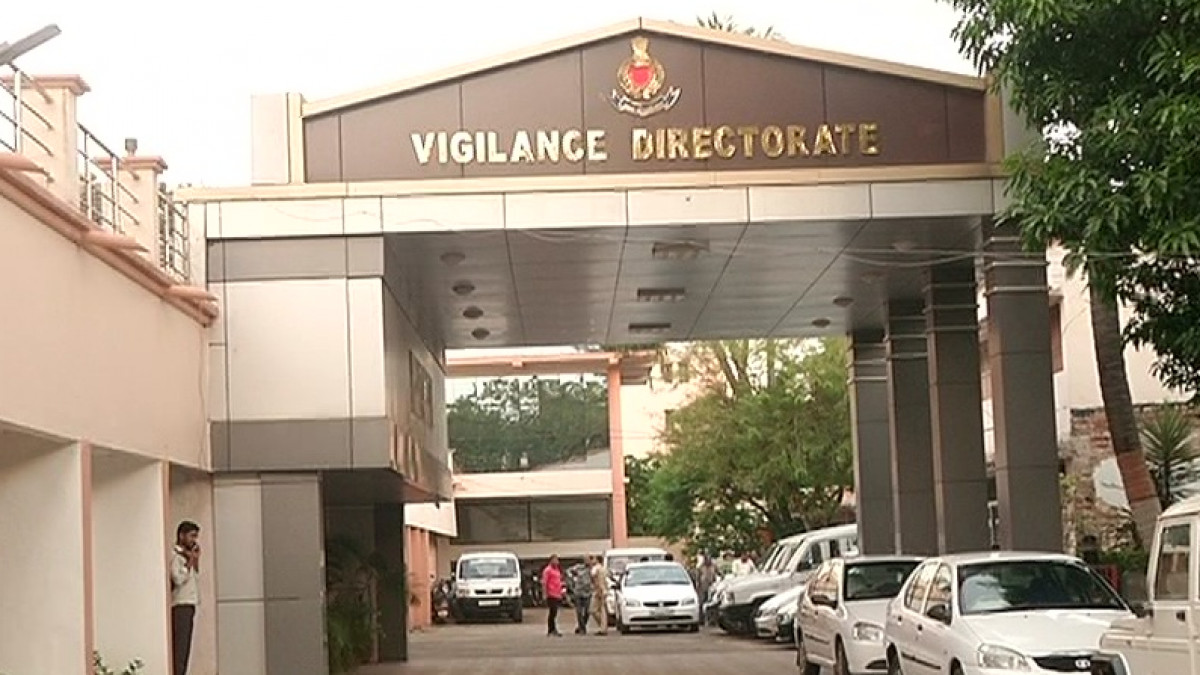 Vigilance nets Vigilance officer while accepting Rs 10 lakh