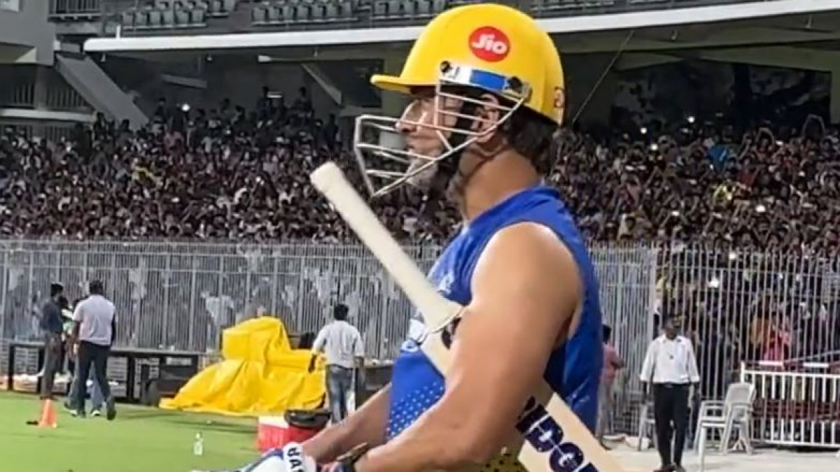 IPL 2023: MS Dhoni amused by fan’s heartwarming gift of miniature ...