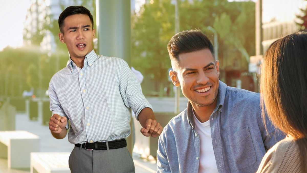 Woman 'caught' red-handed by husband, fight begins in public, watch how ...