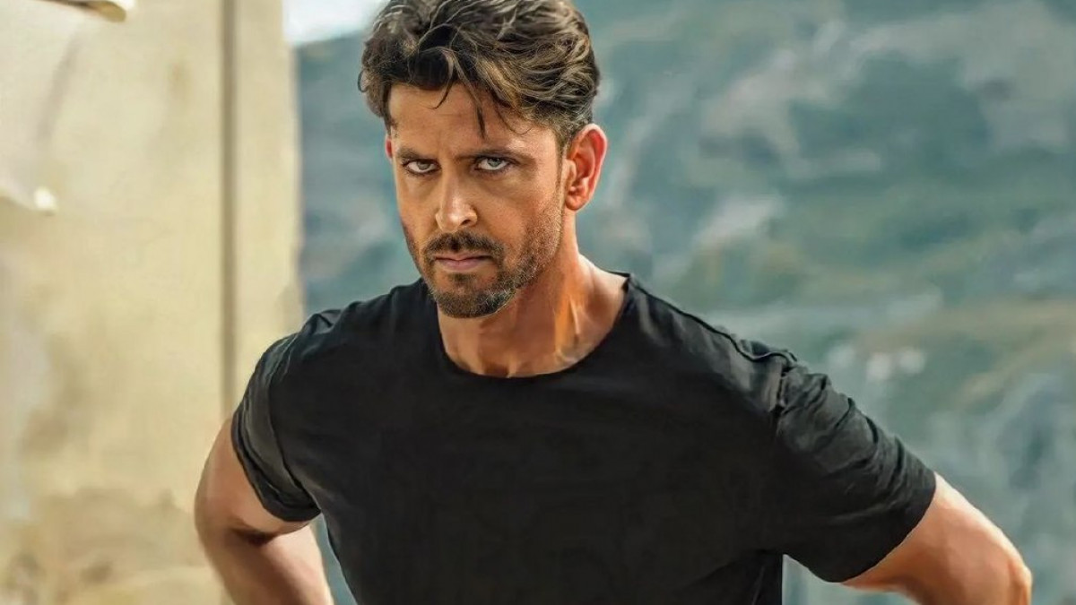 "Sign movies or retire", angry Hrithik Roshan fans engage in online debate
